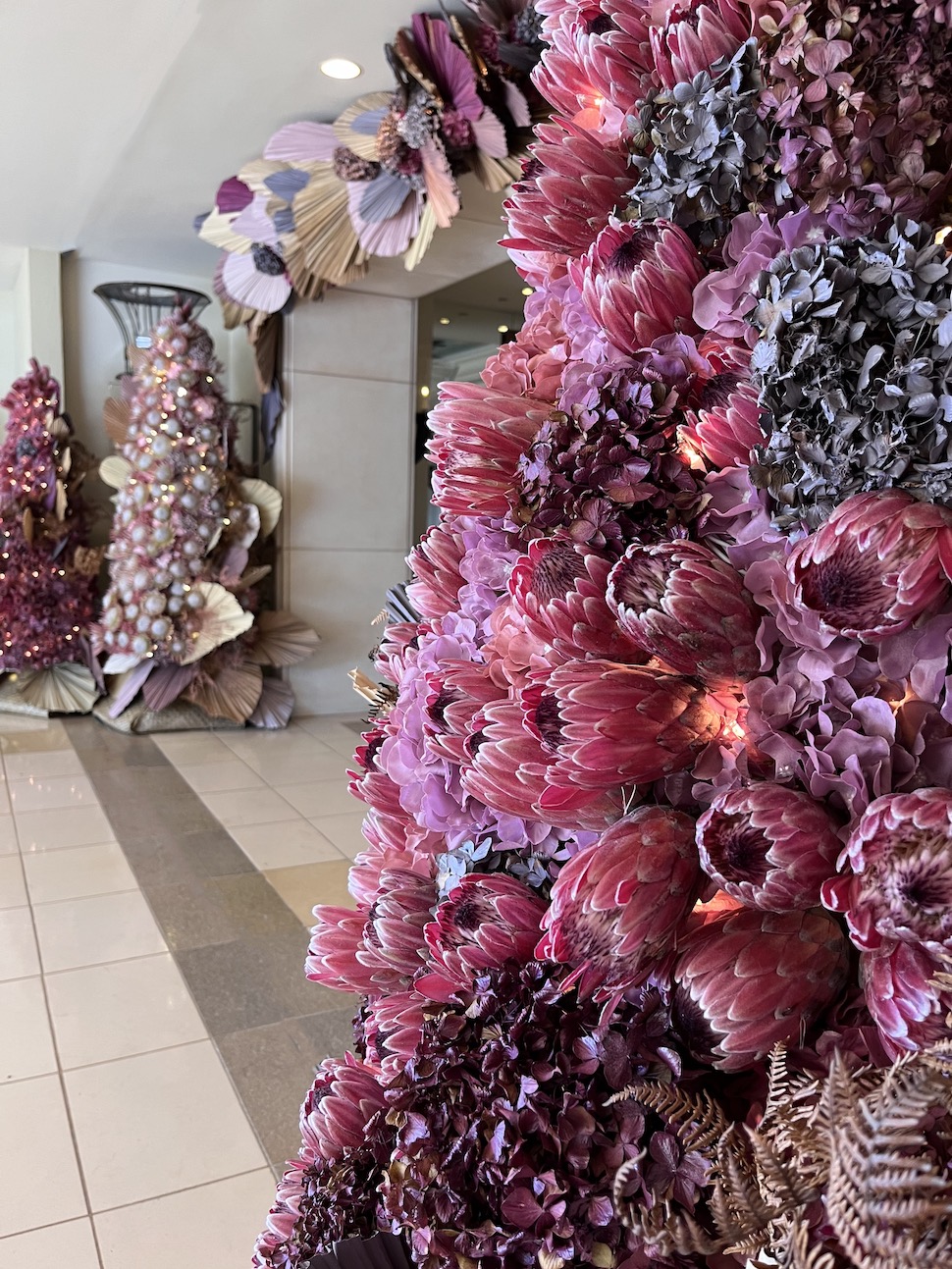 17 Beautiful Hotel Christmas Trees – Forbes Travel Guide Stories