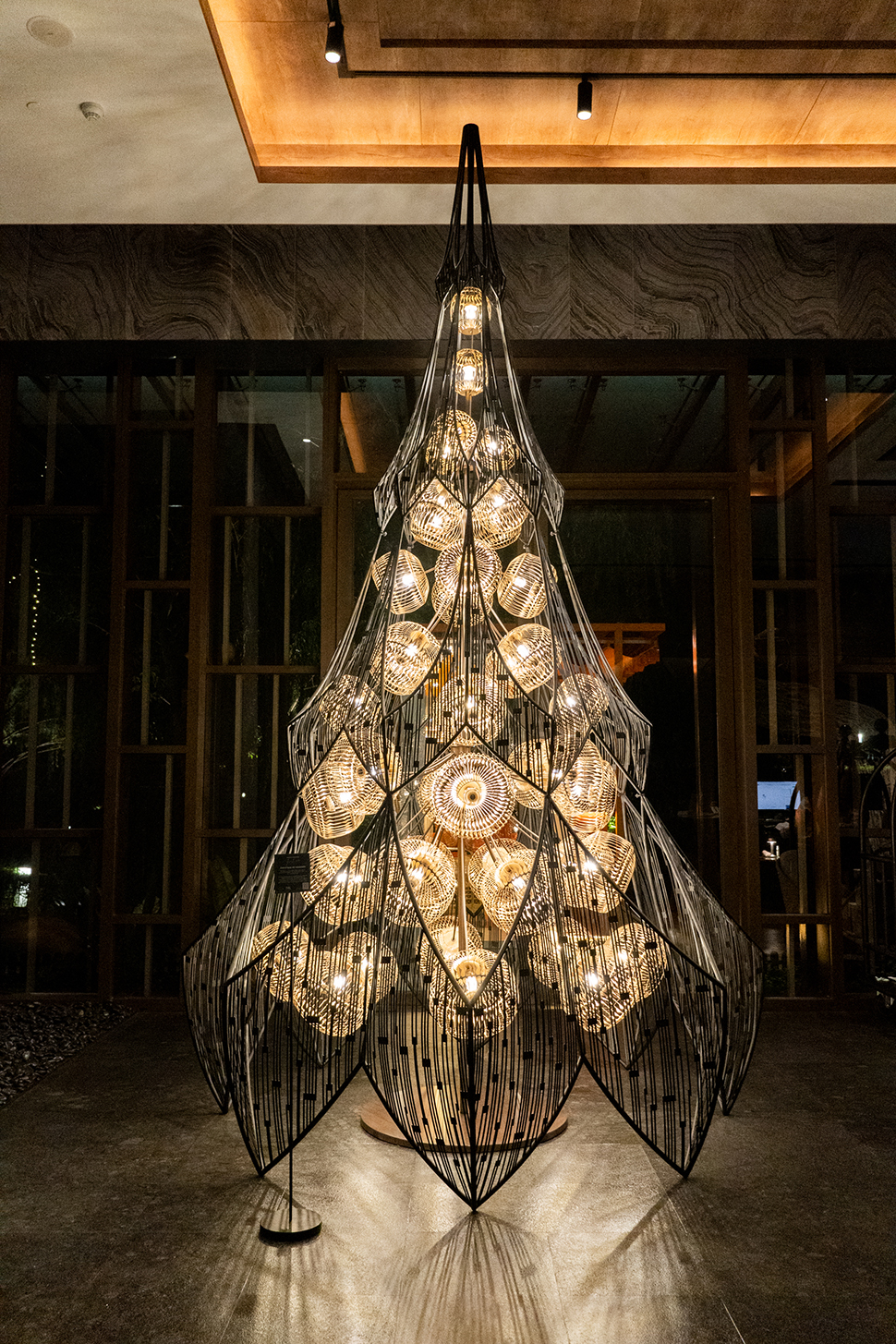 13 Dazzling Hotel Christmas Trees – Forbes Travel Guide Stories